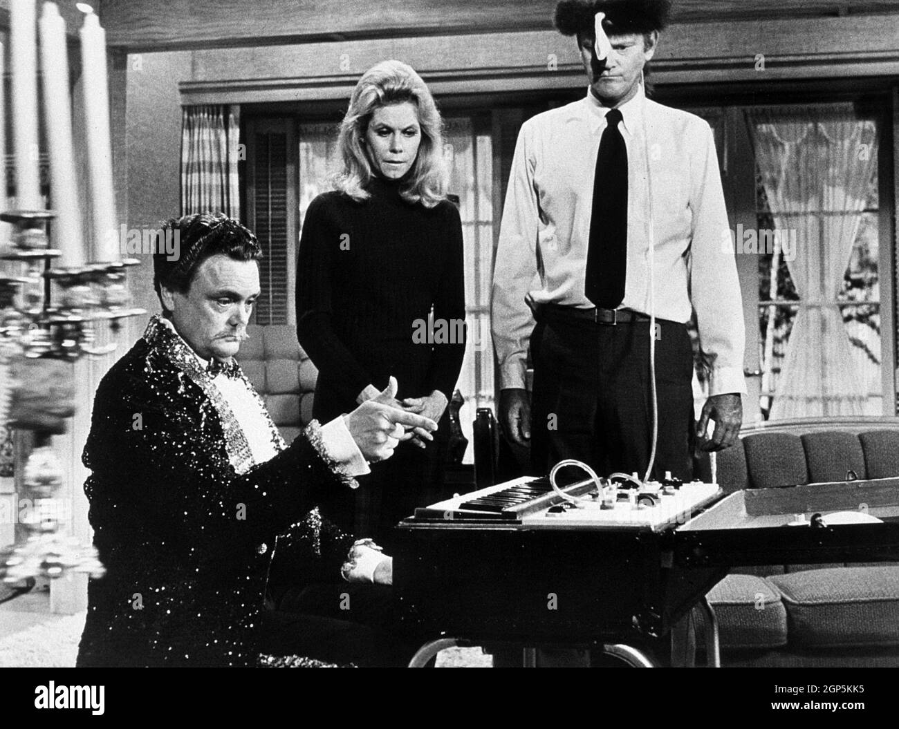 BEWITCHED, from left: Bernard Fox, Elizabeth Montgomery, Dick Sargent ...