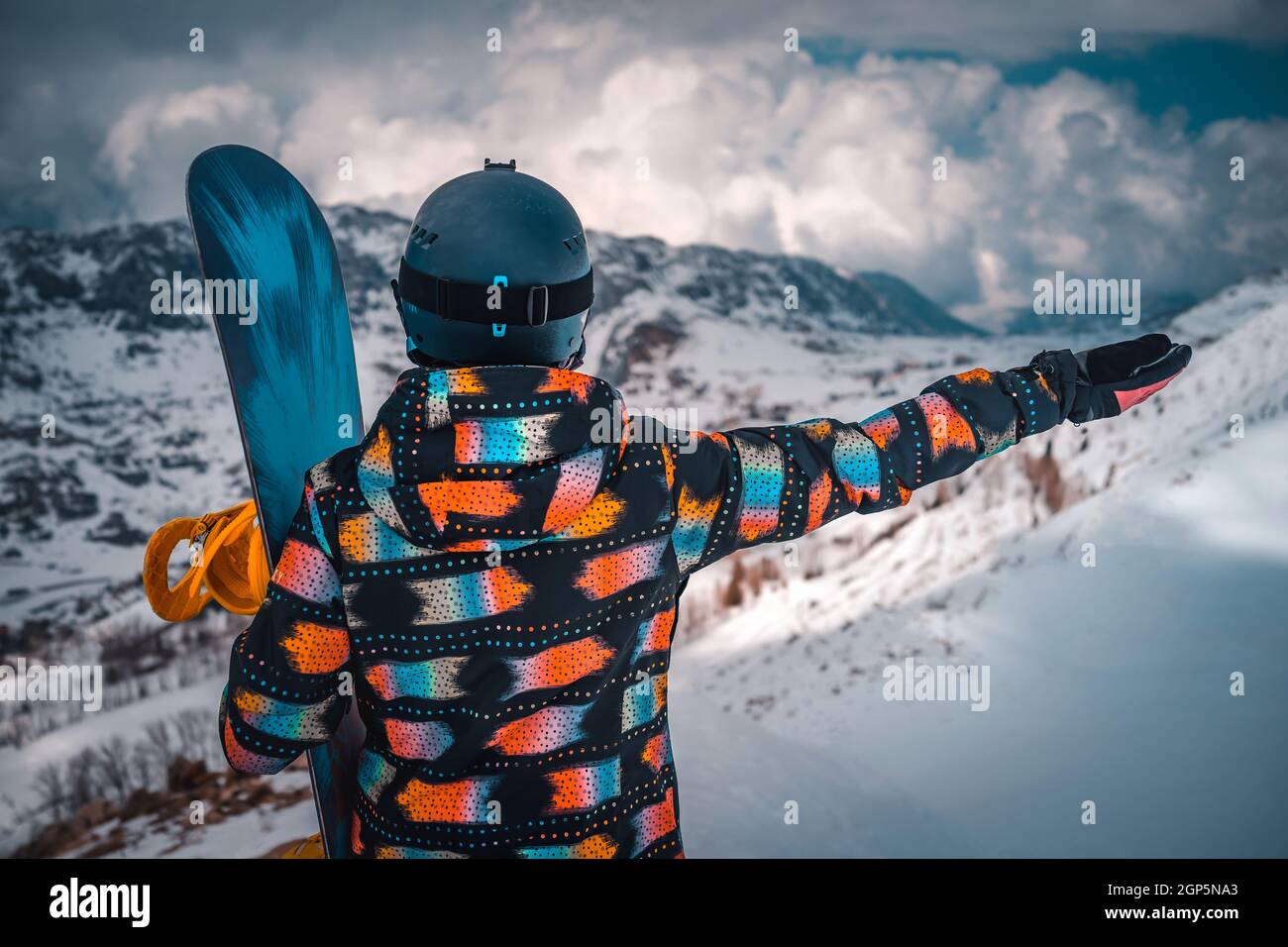 Snowboarder back view hi-res stock photography and images - Alamy