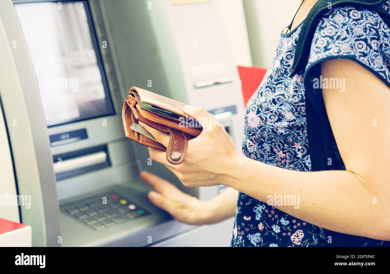 Student withdrawing cash at an atm hi-res stock photography and images ...