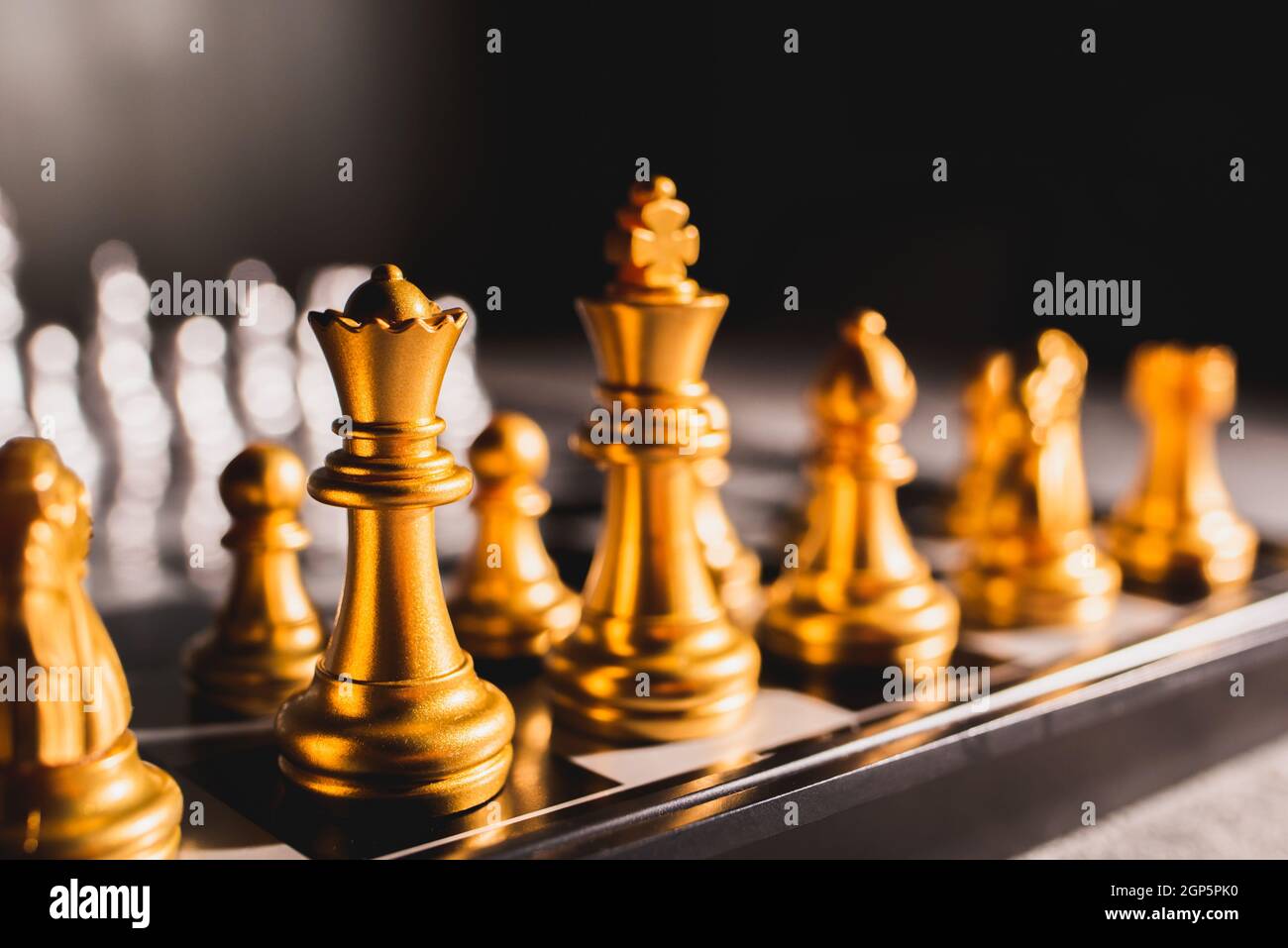 Gold king chess set hi-res stock photography and images - Alamy