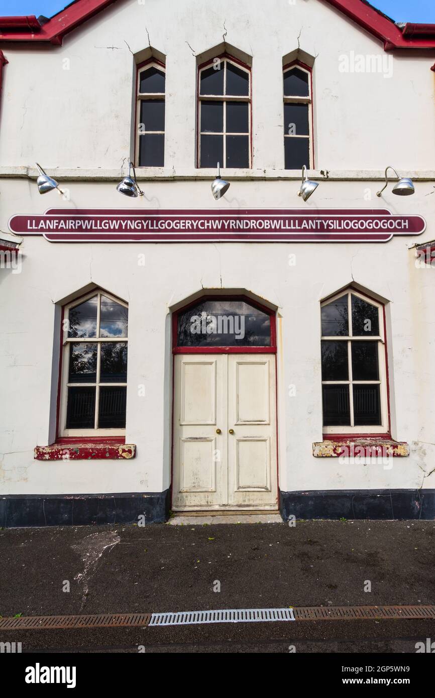 Llanfairpwllgwyngyll, Llanfair Pwllgwyngyll or Llanfair­pwllgwyngyll ...