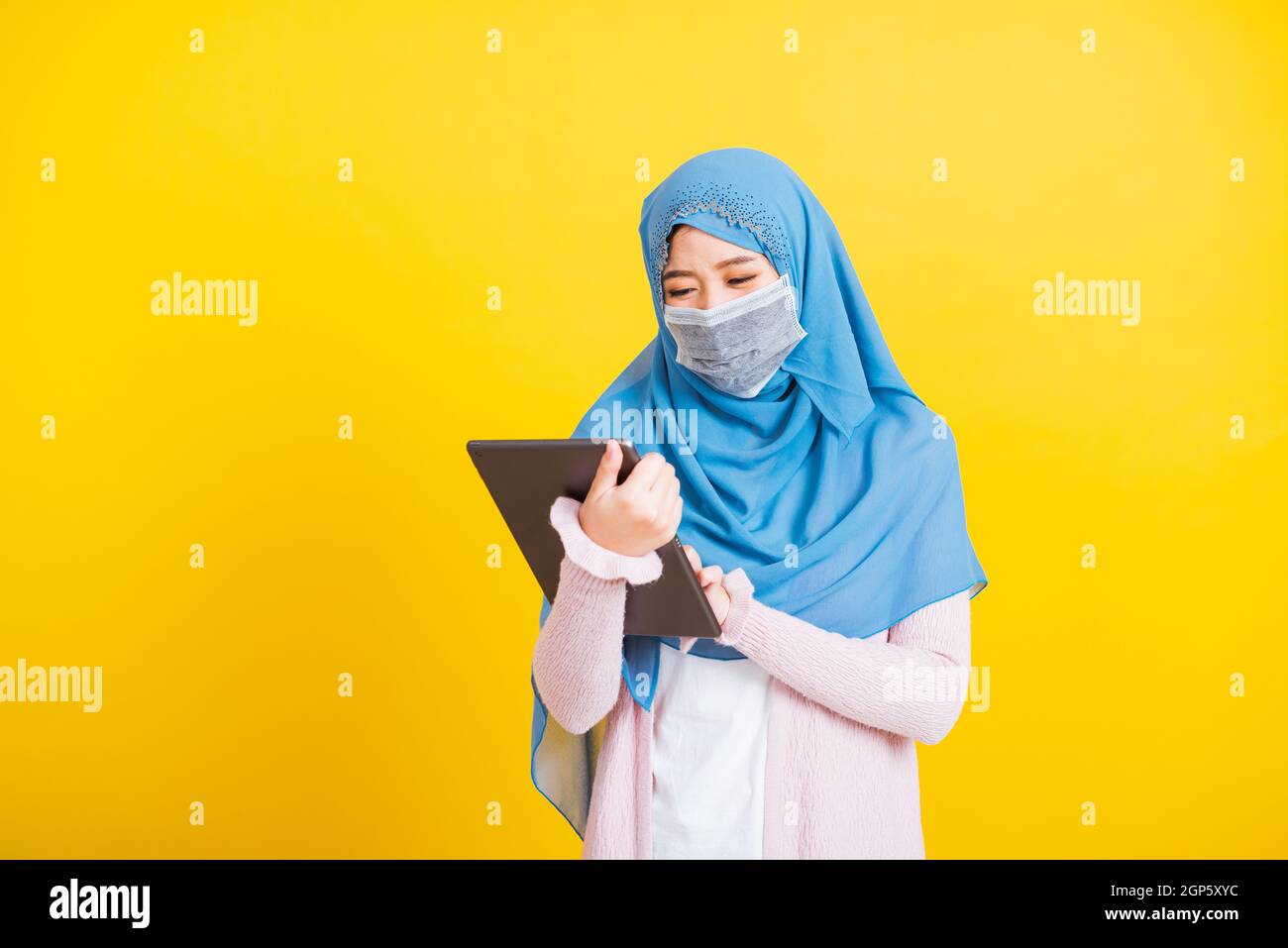 Asian Muslim Arab, Portrait of happy beautiful young woman Islam ...