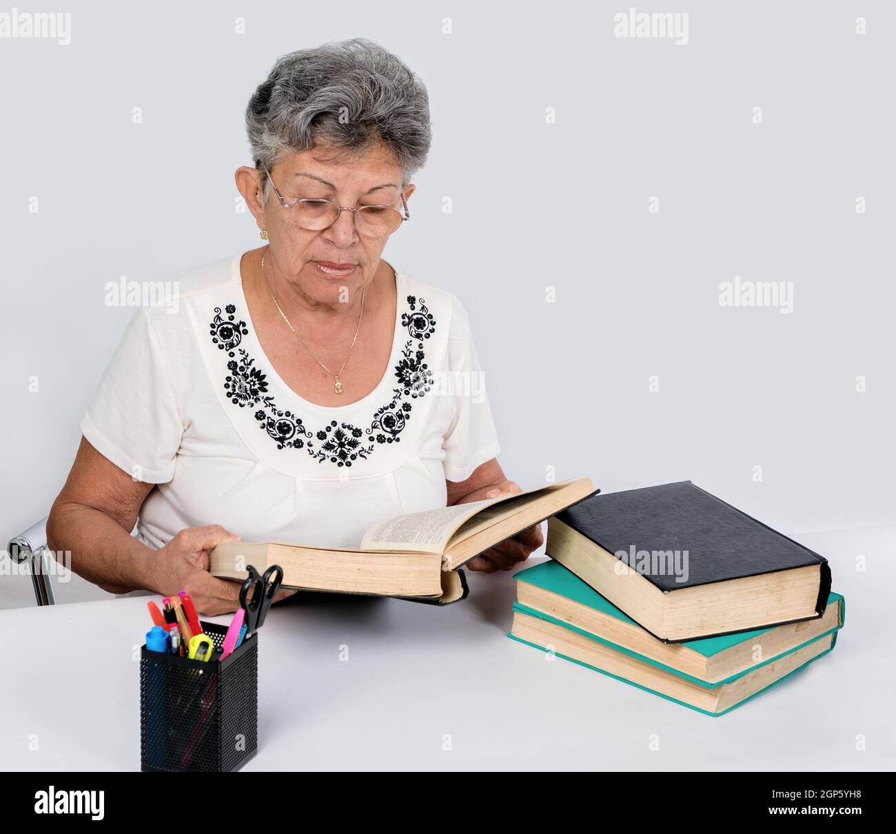Older person reading library hi-res stock photography and images - Alamy