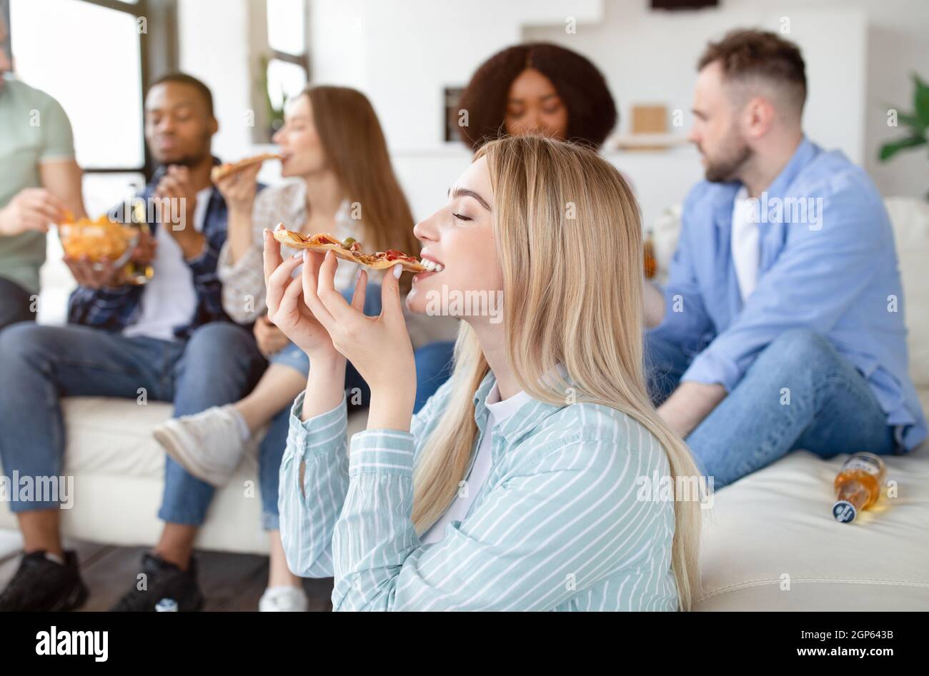 Lady eating pizza hi-res stock photography and images - Alamy