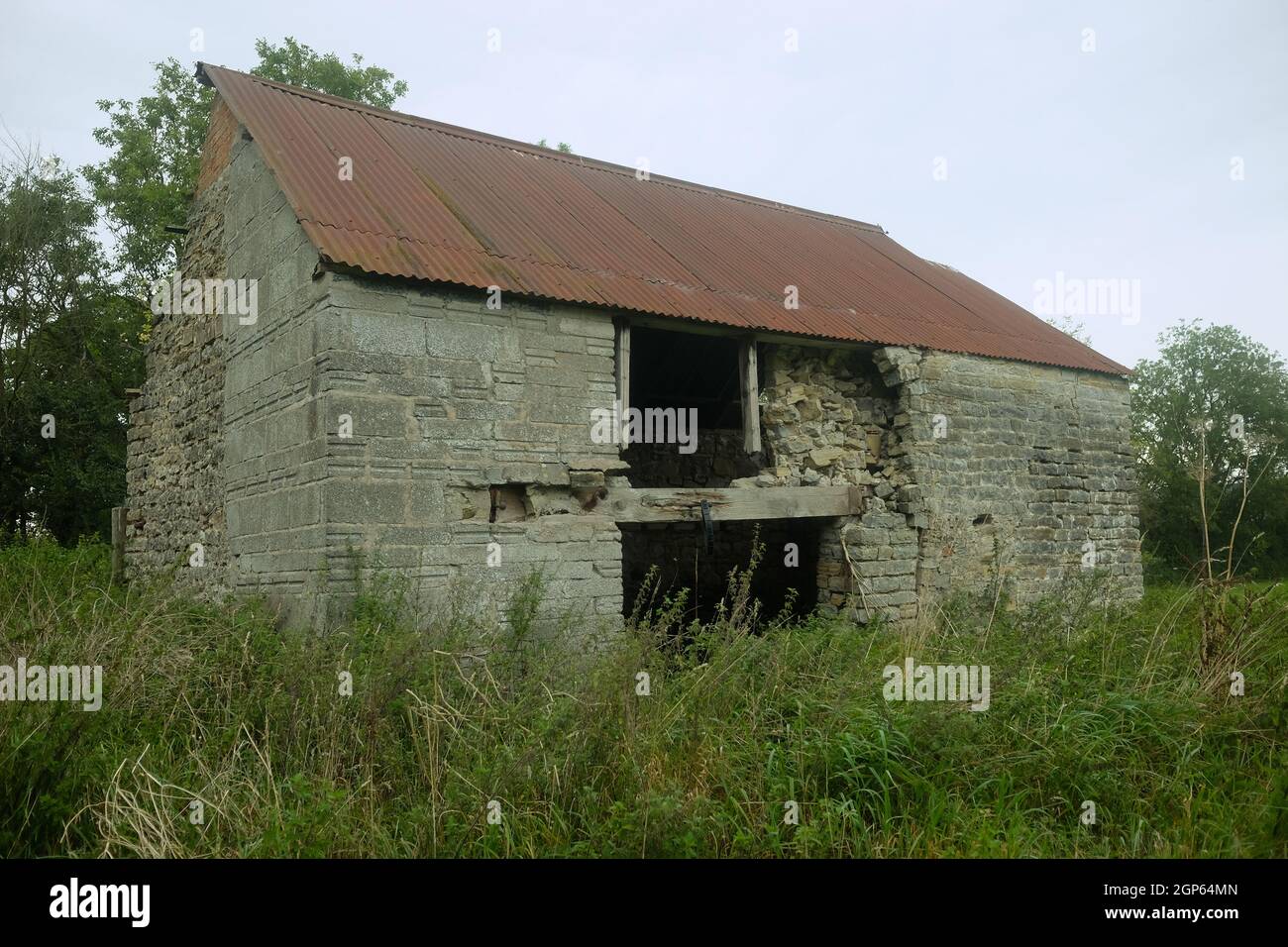 Falling down barn hi-res stock photography and images - Alamy