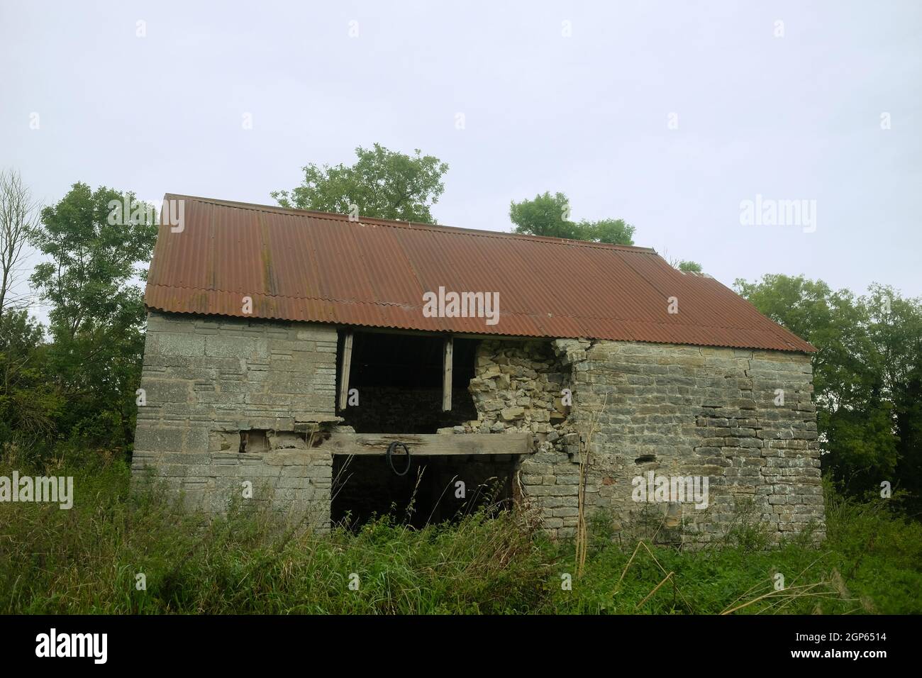 Old ruined barn hi-res stock photography and images - Alamy