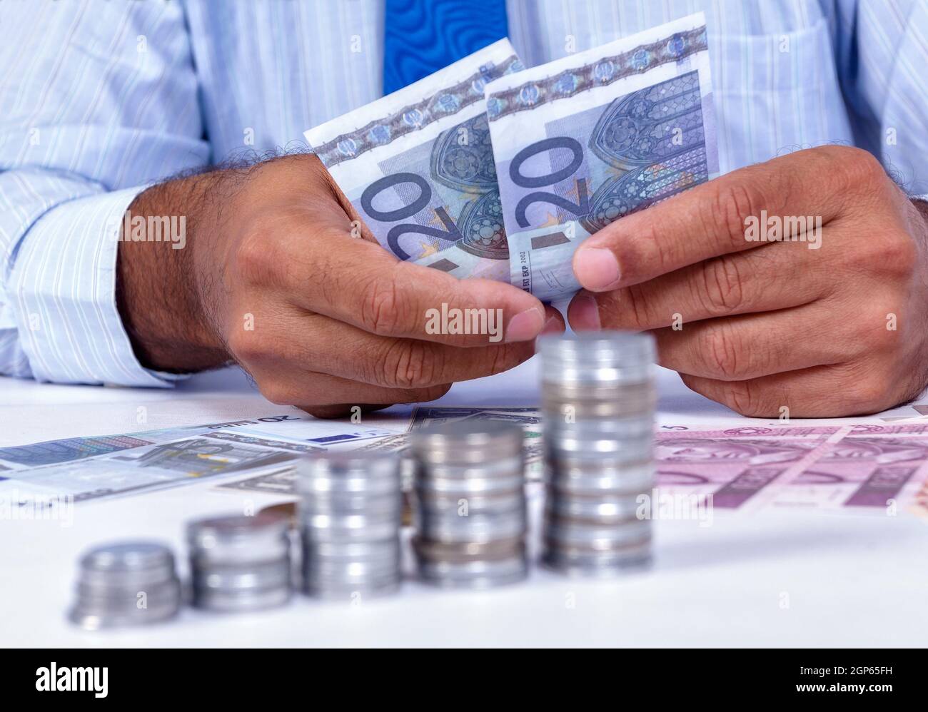 Handling cash hi-res stock photography and images - Alamy