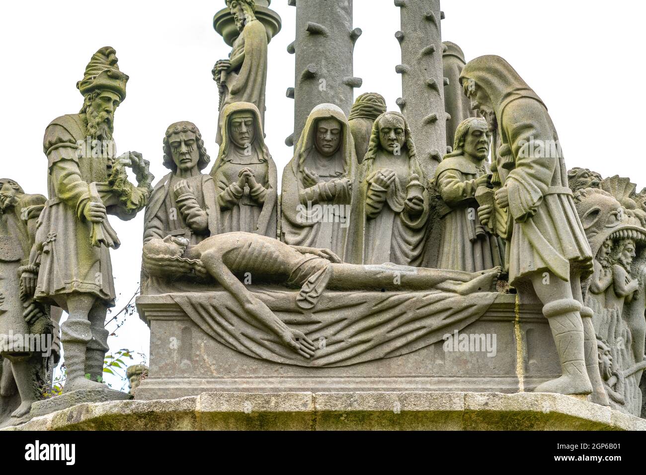 Figuren des Calvaire im Umfriedeten Pfarrbezirk von Plougonven ...