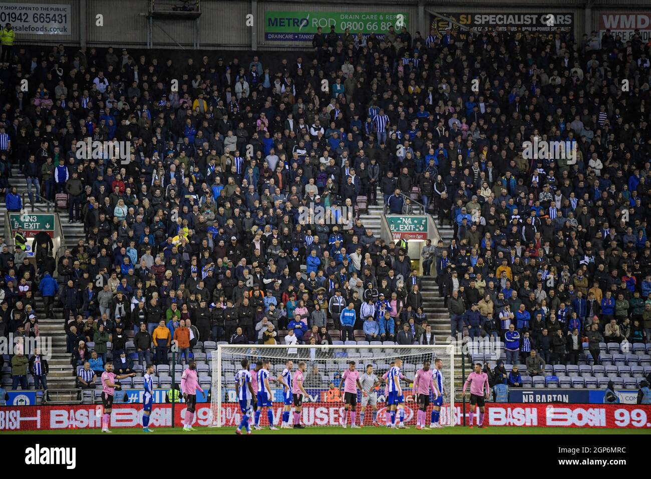 Soccer crowd behind goal hi-res stock photography and images - Alamy