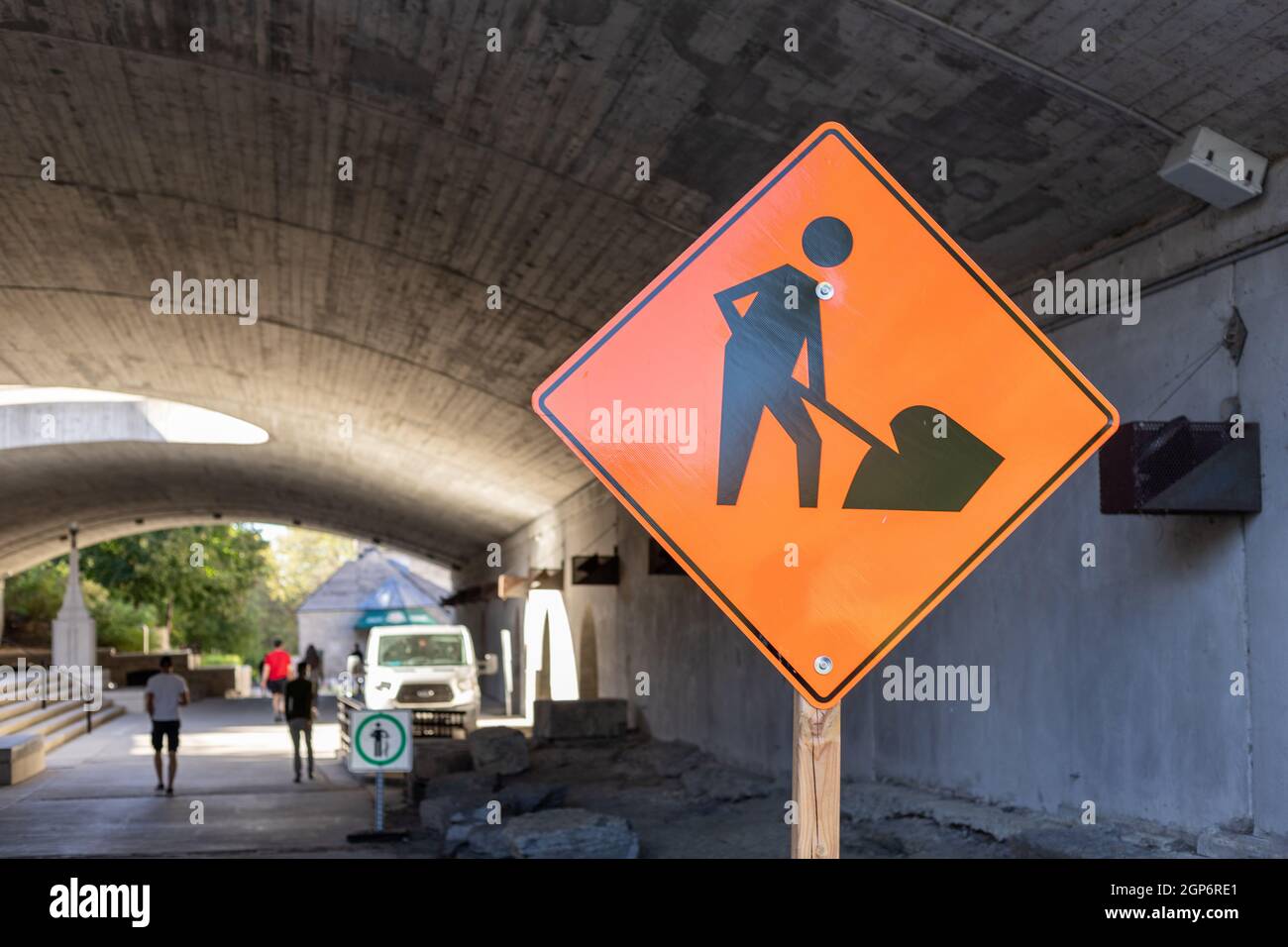 Road under bridge hi-res stock photography and images - Alamy