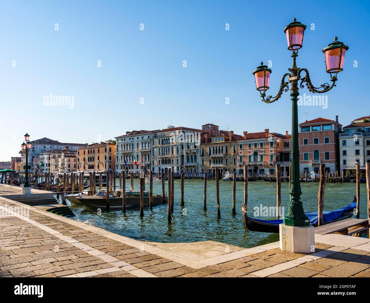 Venetian house facade hi-res stock photography and images - Alamy