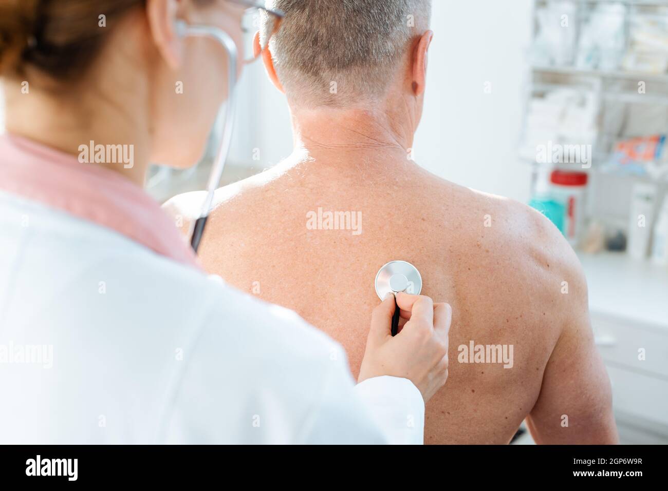 Doctor using stethoscope to check lung function on back of man Stock ...