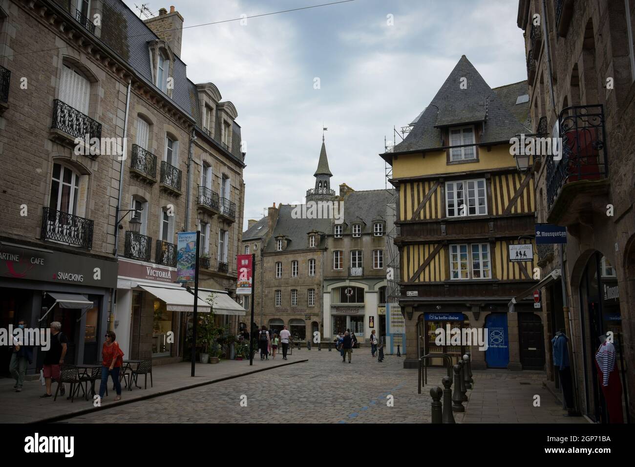 DINAN - FRANCE - SEPTEMBER 2021: old houses in the streets of the ...