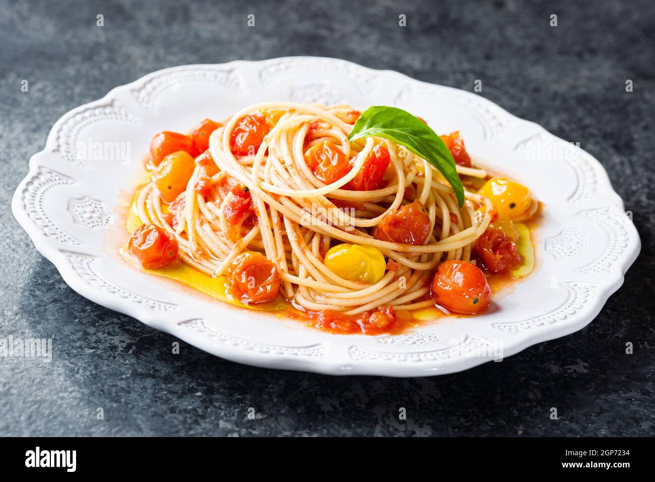 close up of plate of rustic italian cherry tomato spaghetti pasta Stock ...