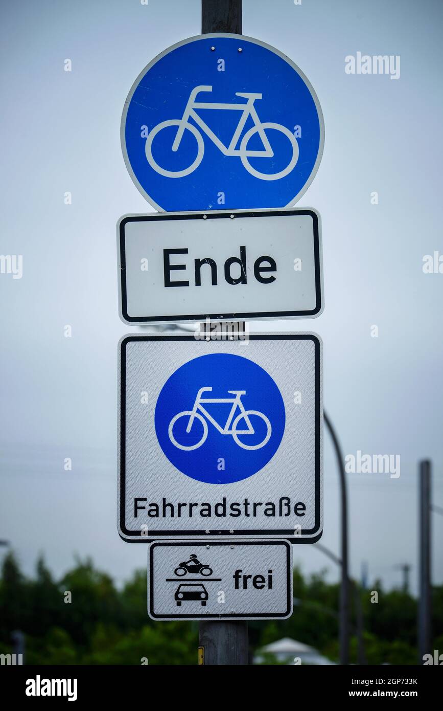 Cycle route signs hi-res stock photography and images - Alamy