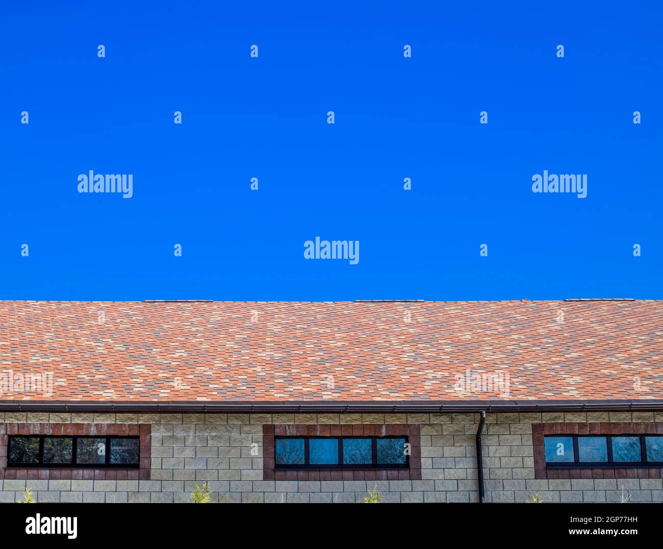 The house is made of beige bricks, the roof is covered with bitumen ...