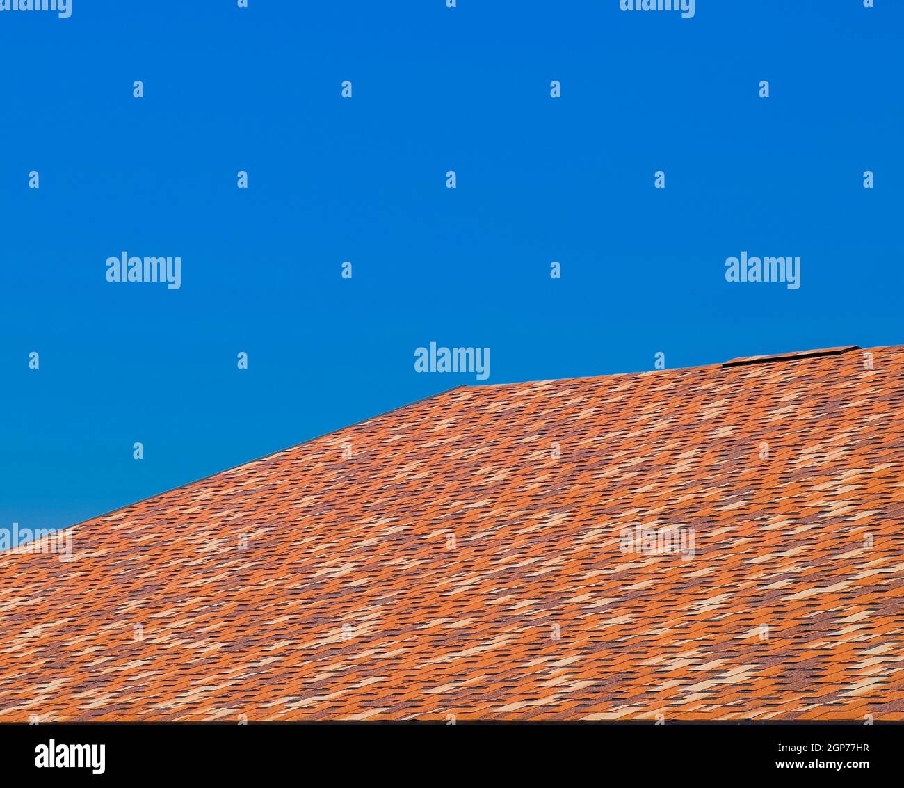 Roof from multi-colored bituminous shingles. Patterned bitumen shingles ...