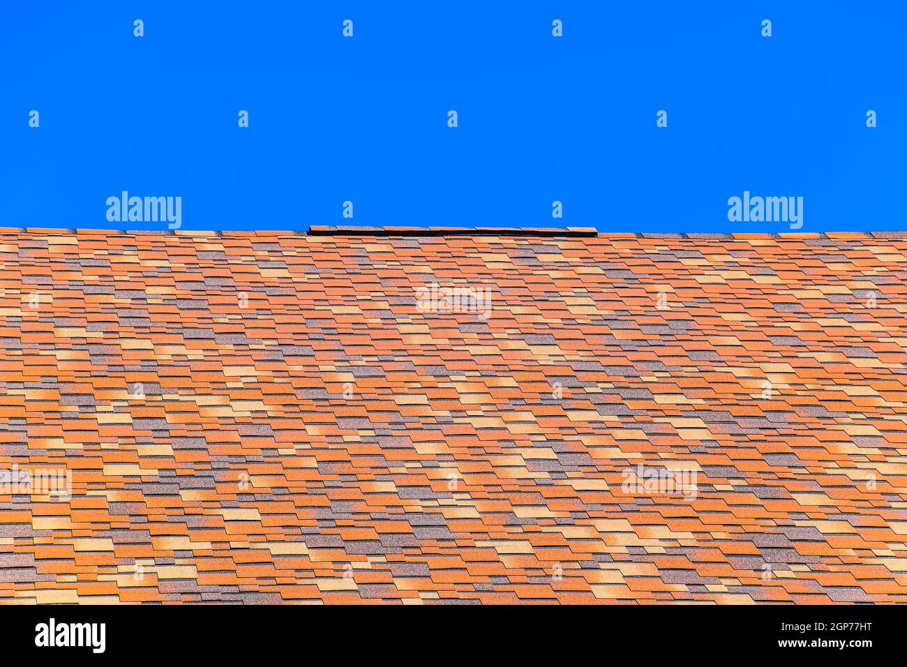 Roof from multi-colored bituminous shingles. Patterned bitumen shingles ...