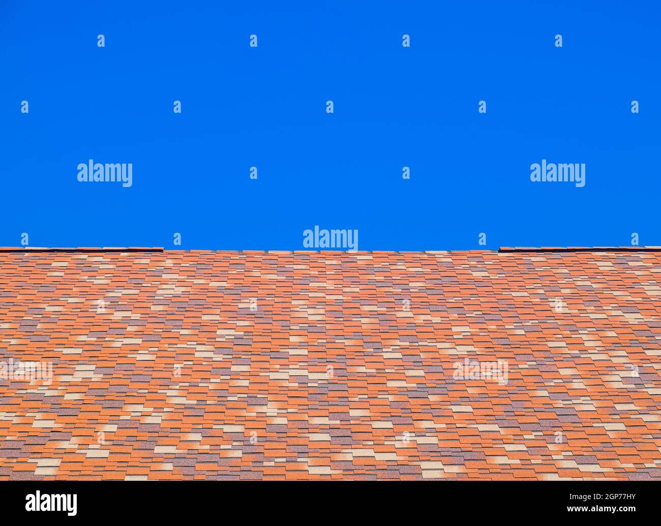 Roof from multi-colored bituminous shingles. Patterned bitumen shingles ...