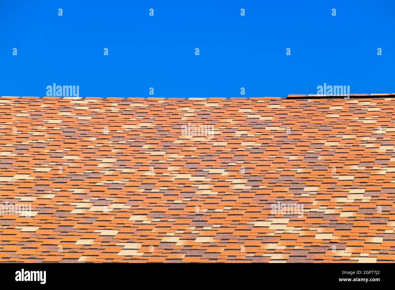 Roof from multi-colored bituminous shingles. Patterned bitumen shingles ...