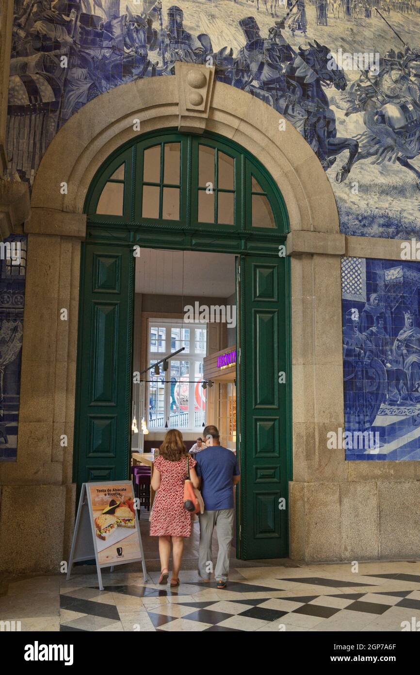 Cafe bar in porto hi-res stock photography and images - Alamy