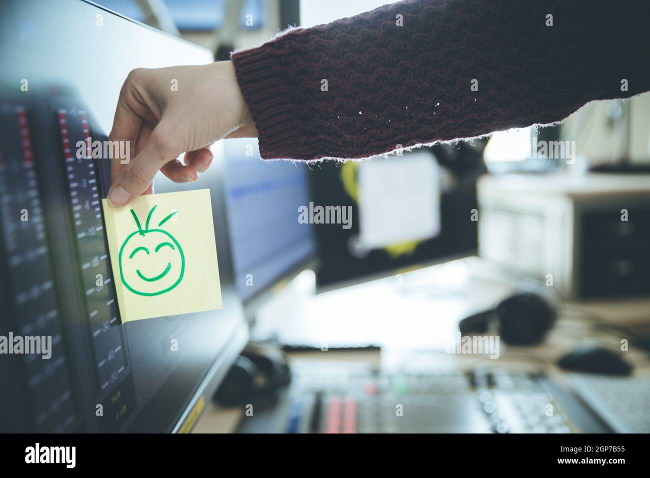 Feedback and motivation concept: Smiley Illustration at the working ...