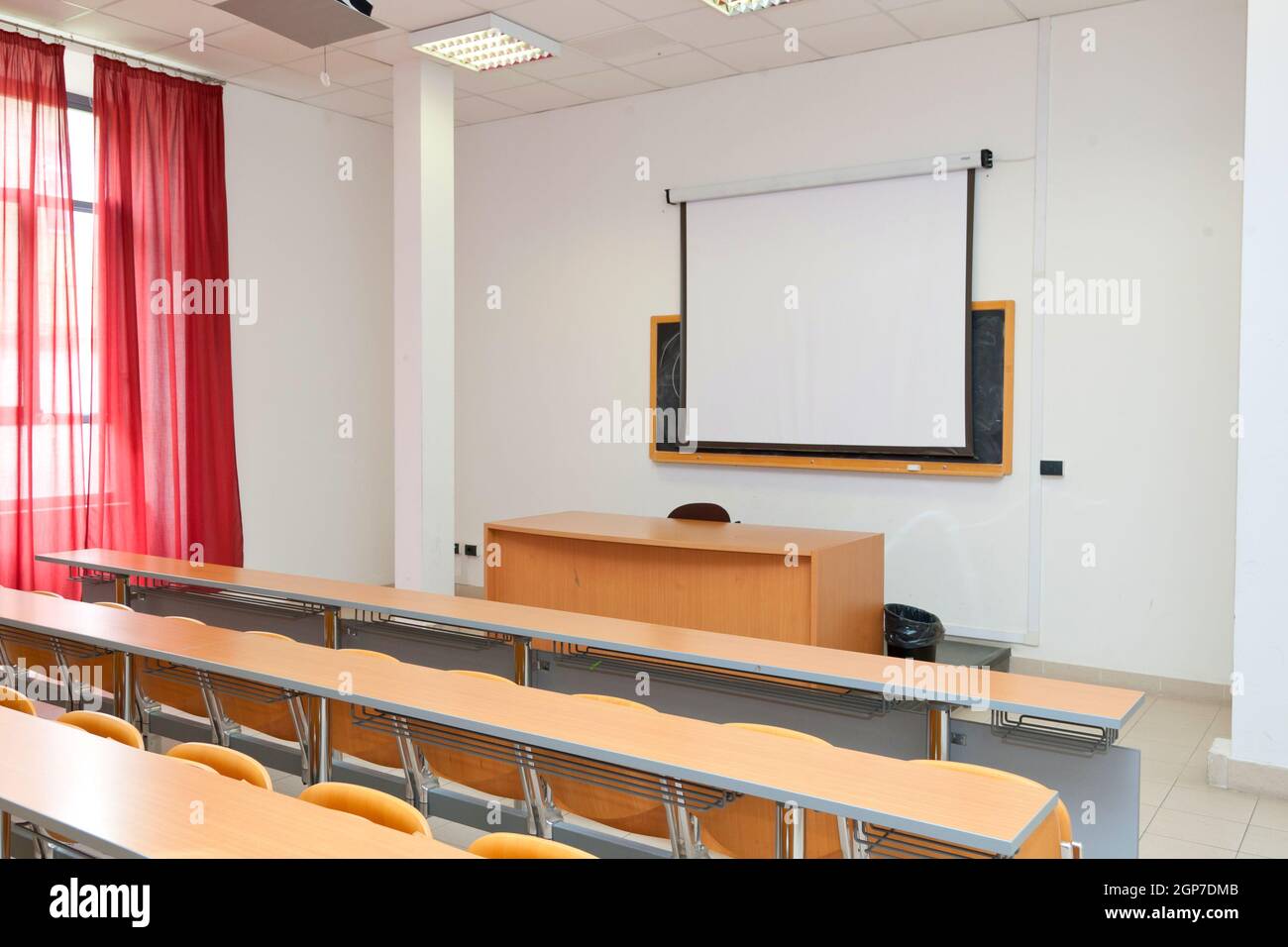 Empty classroom with chairs, desks and chalkboard Stock Photo - Alamy