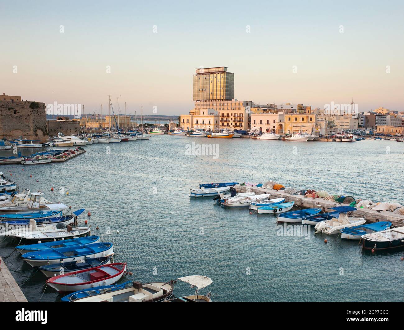 Gallipoli the harbour and castle hi-res stock photography and images ...