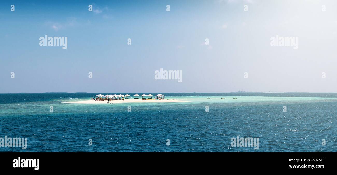 Strip of sand in the Maldives, seen from the boat Stock Photo - Alamy