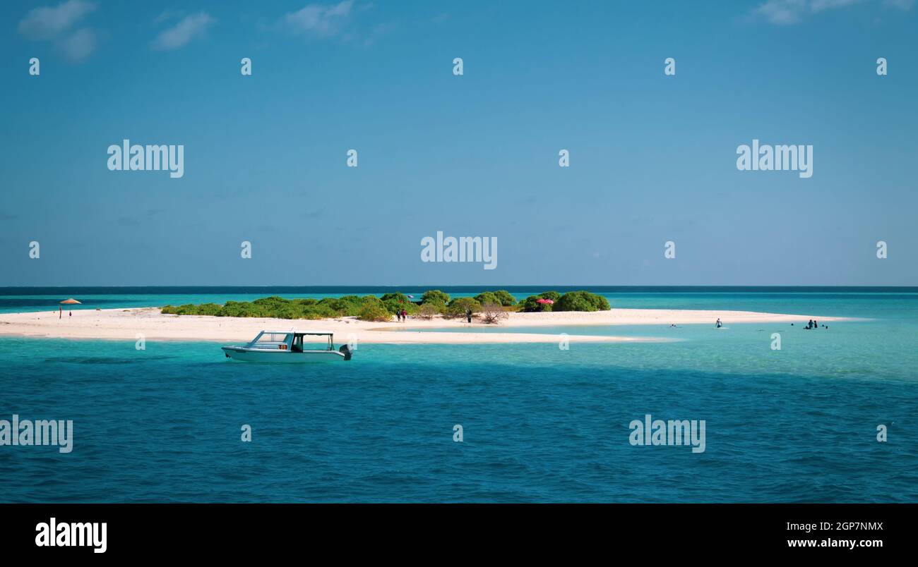 Strip of sand in the Maldives, seen from the boat Stock Photo - Alamy