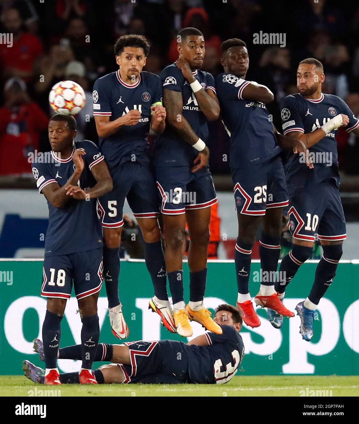 Lionel messi free kick psg hi-res stock photography and images - Alamy