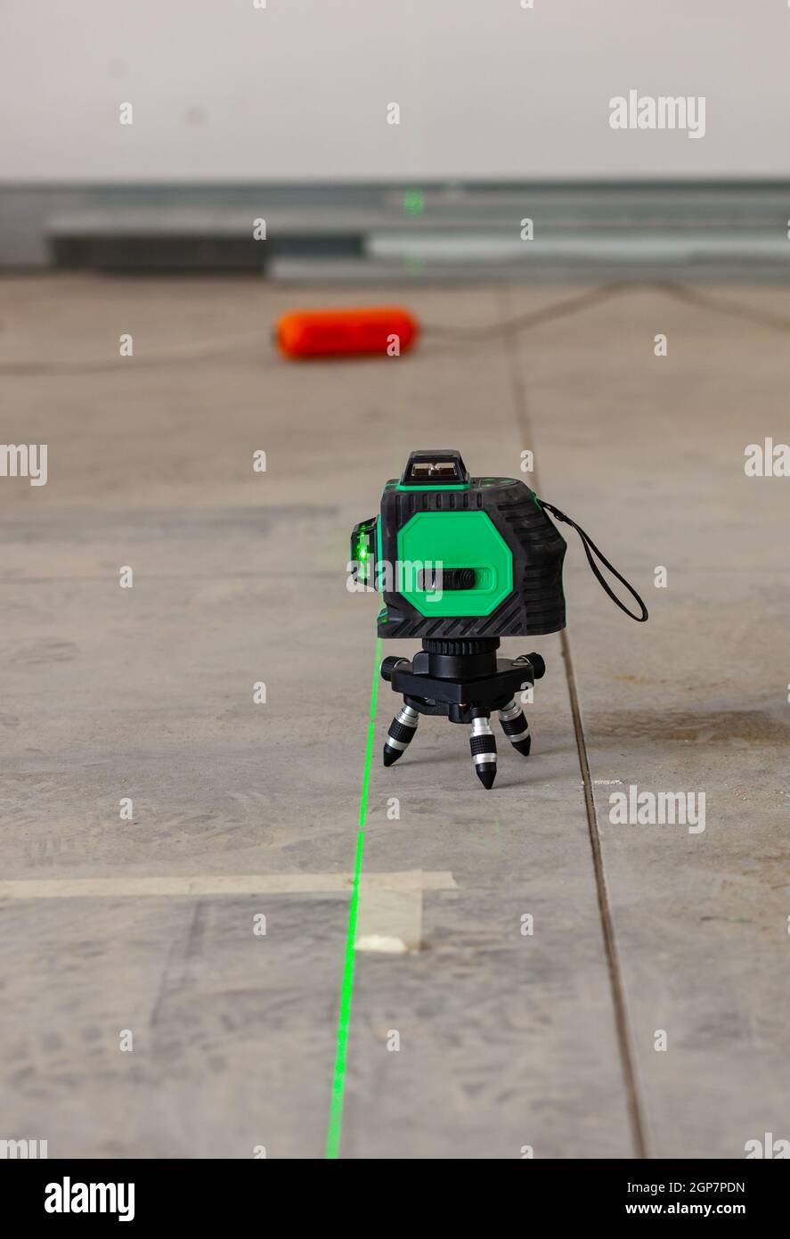 Laser level measuring tool for the installation of an aluminum ...