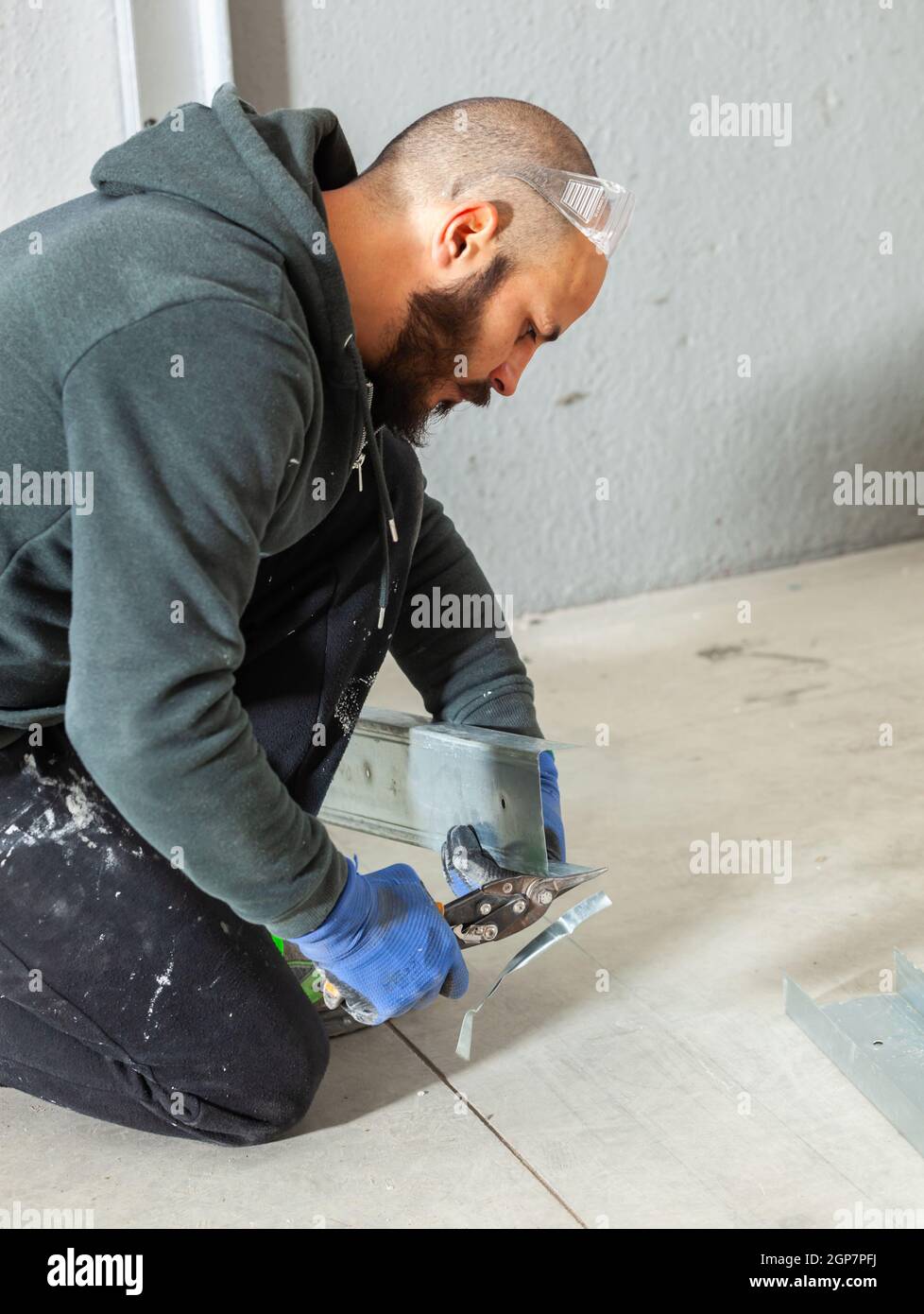 Worker at work in the construction of a plasterboard wall Stock Photo ...