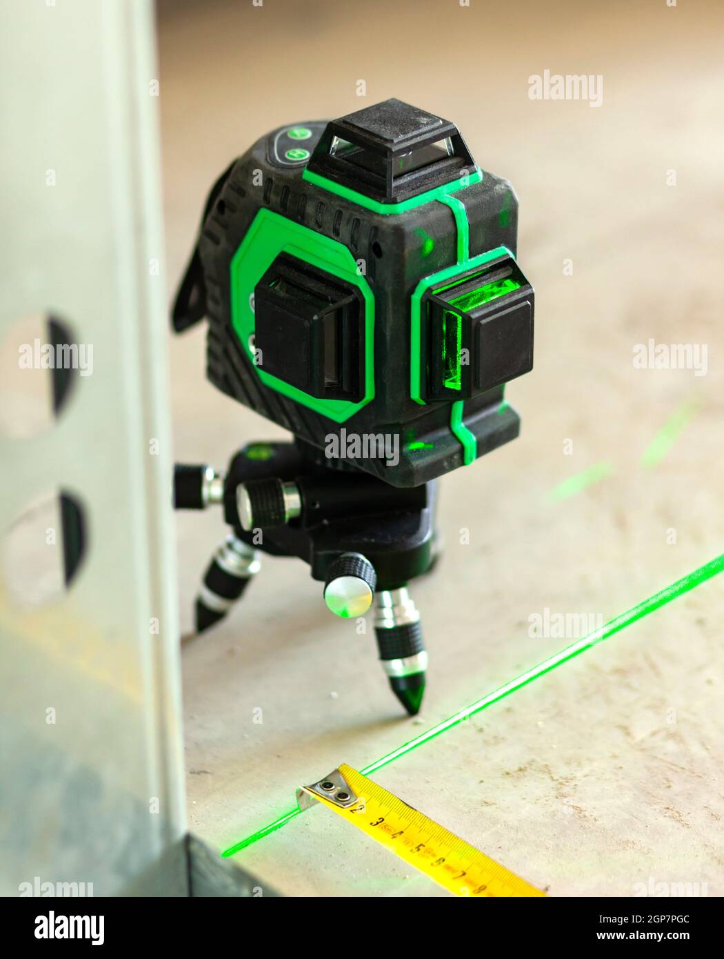 Laser level measuring tool for the installation of an aluminum ...