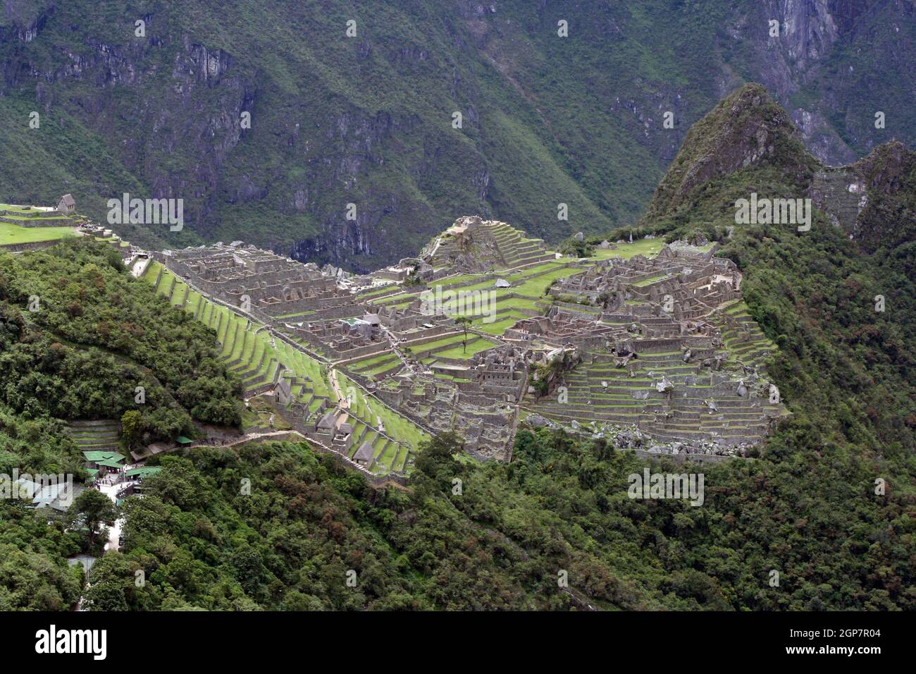 Wayna Picchu mountain behind the Machu Picchu ruins, Peru Stock Photo ...