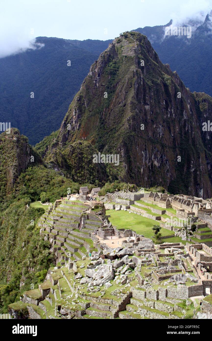 Wayna Picchu mountain behind the Machu Picchu ruins, Peru Stock Photo ...