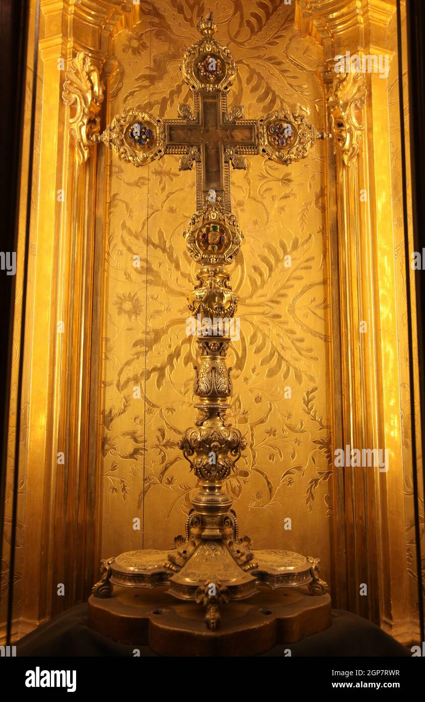 "True Cross", a splendid century reliquary worked in gold and covered ...