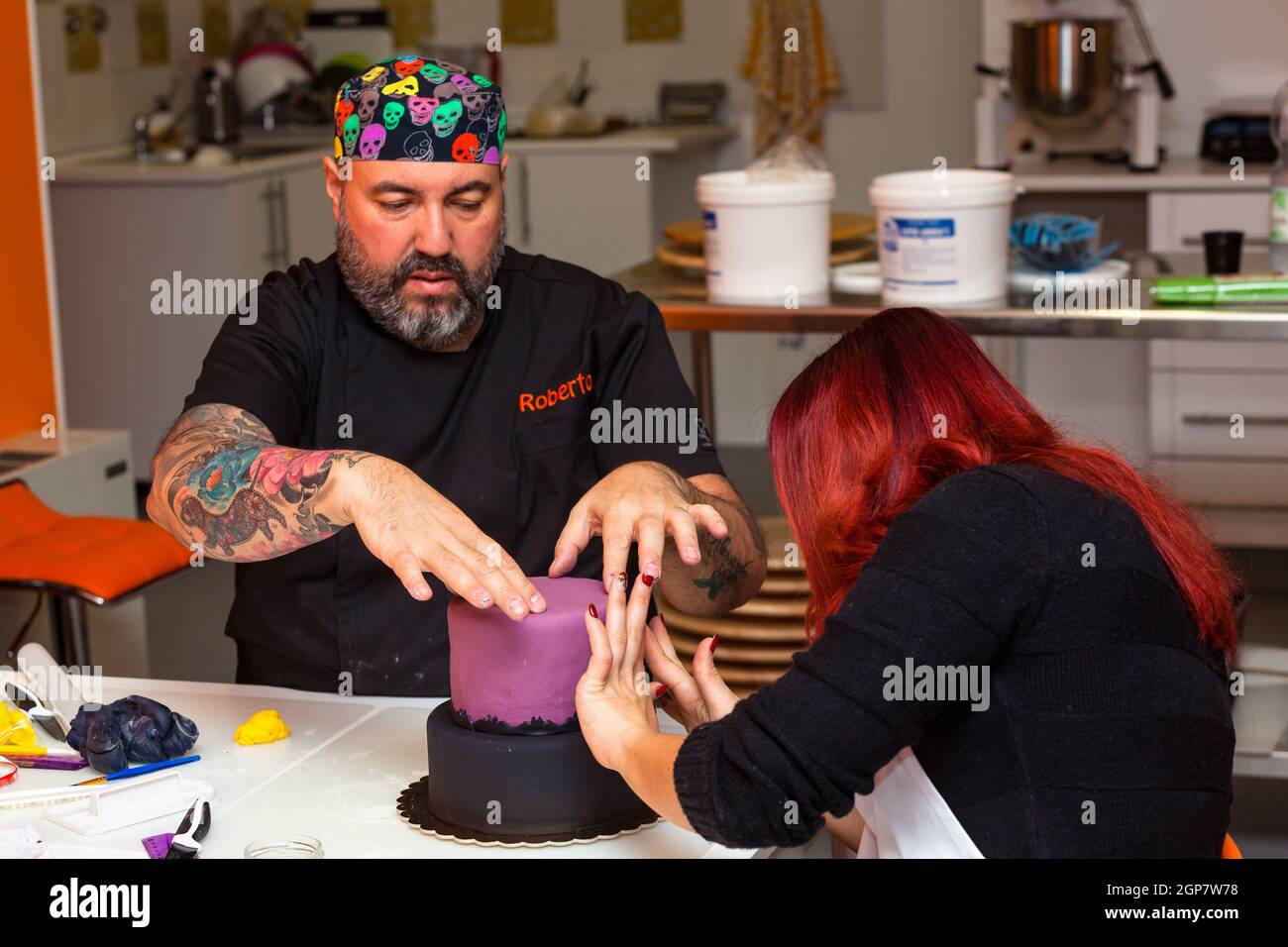 Pastry lesson, working on the figures of Halloween with fondant paste ...