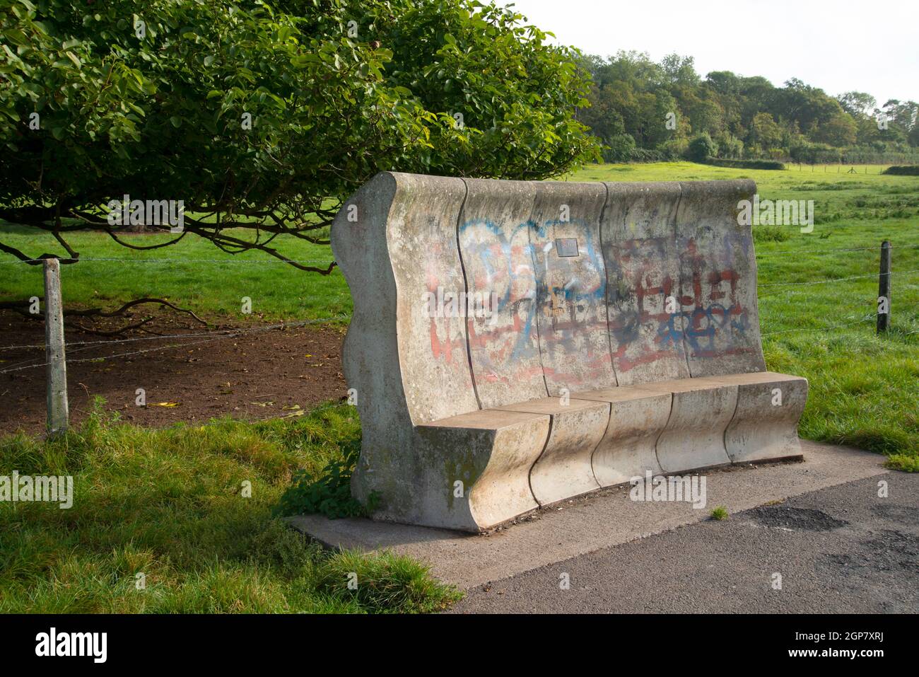 Graffiti bench hi-res stock photography and images - Alamy