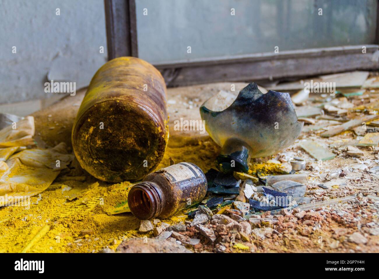 Abandoned science lab hi-res stock photography and images - Alamy