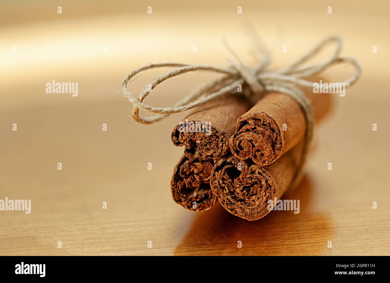 Cinnamon sticks bundle rope hi-res stock photography and images - Alamy