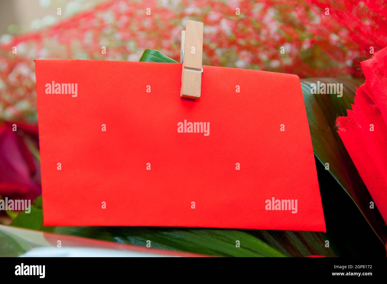 Red blank note for text with red roses Stock Photo - Alamy