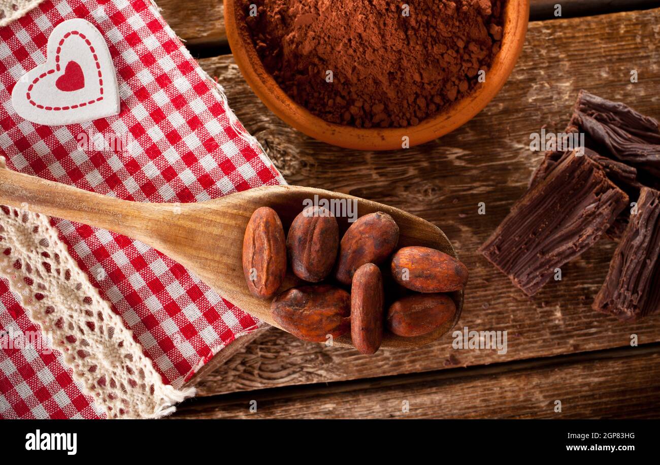 Homemade chocolate using cocoa powder and cocoa beans Stock Photo - Alamy