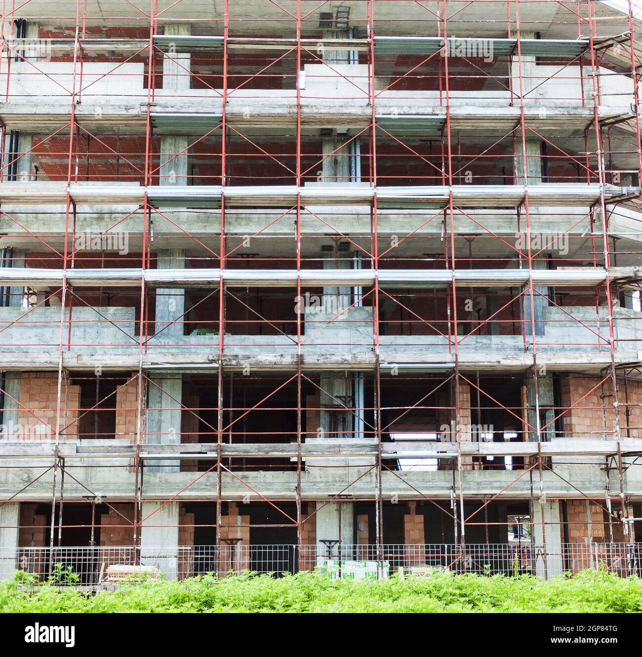 Construction site with scaffolding around new building Stock Photo - Alamy