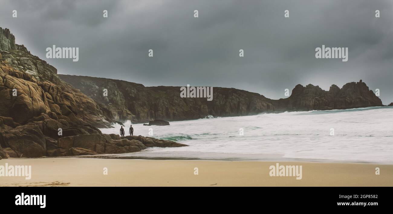 People on beach in cold weather hi-res stock photography and images - Alamy