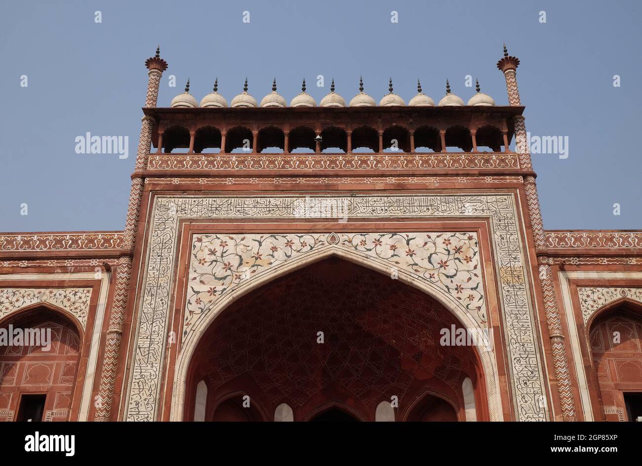 Gate taj mahal crown hi-res stock photography and images - Alamy