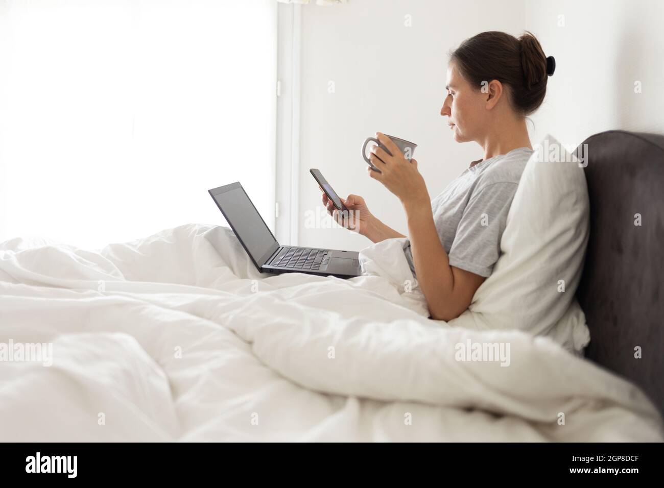 cell phone addict woman awake in bed Stock Photo - Alamy
