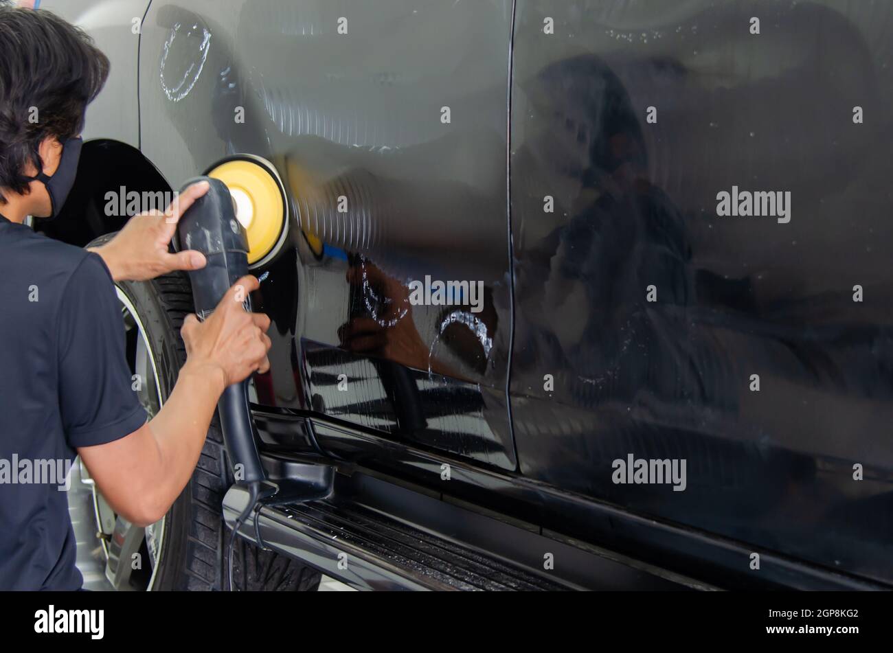 Man hand holding a car polish machine. Car detailing Buffing and wax ...