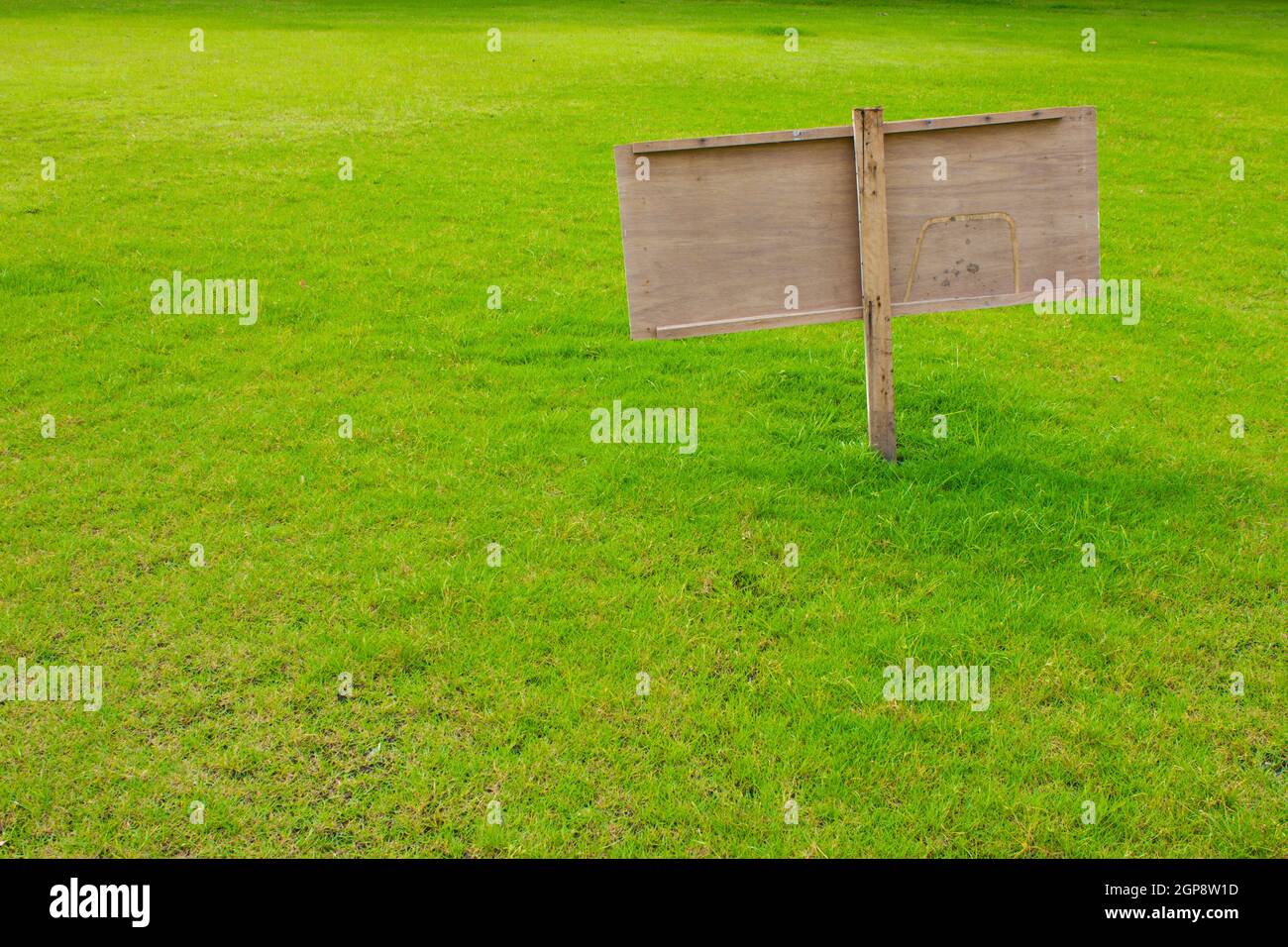 wood label sign in green grass Stock Photo - Alamy