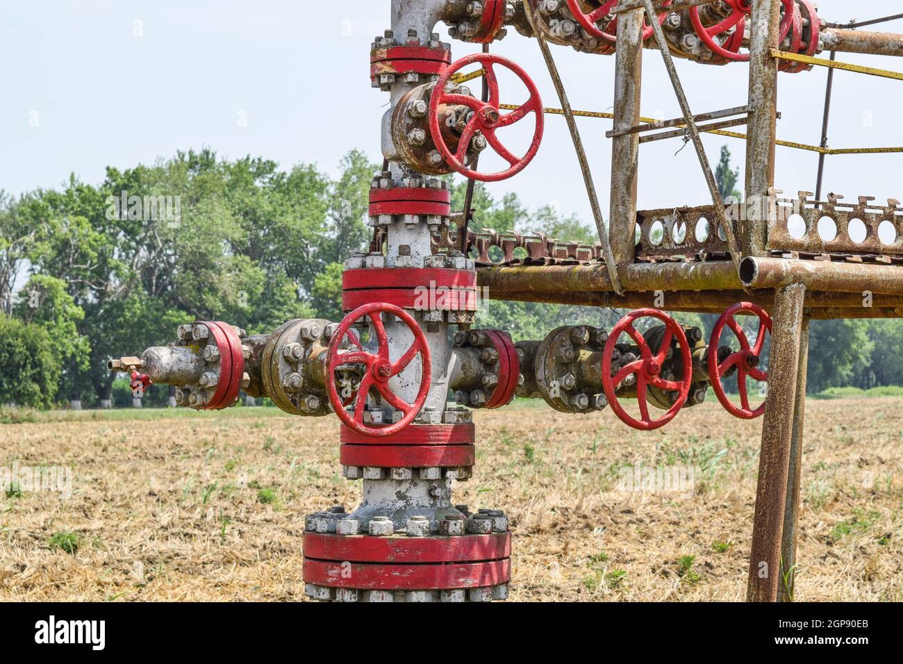 Wellhead manifold hi-res stock photography and images - Alamy